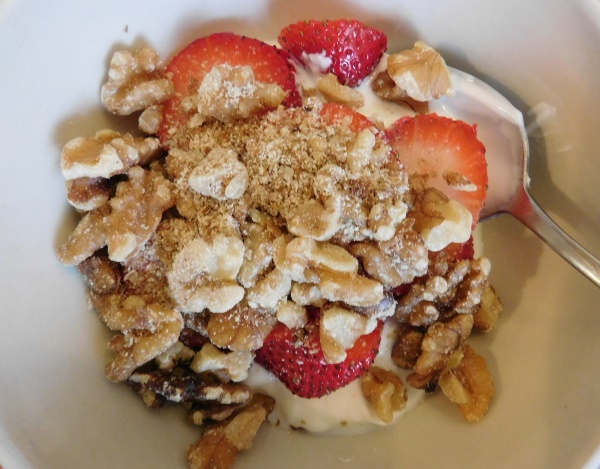 A basic LCHF breakfast: dairy, berries, and nuts